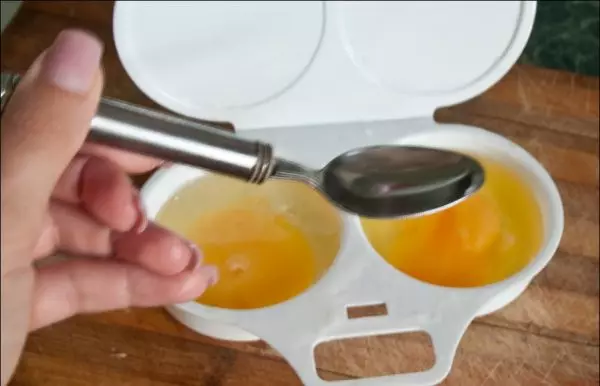 Engadindo auga a ovos