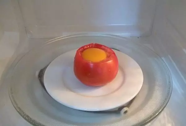 Puste miejsce dla smażonych pomidorów w kuchence mikrofalowej