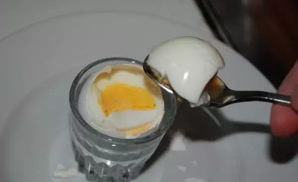 在微波炉中煮熟的鸡蛋