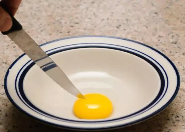 एक प्लेट मध्ये अंडे yolk