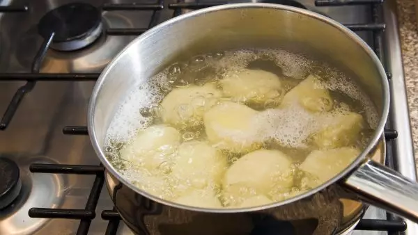 Aardappelen worden gebrouwen in een pan