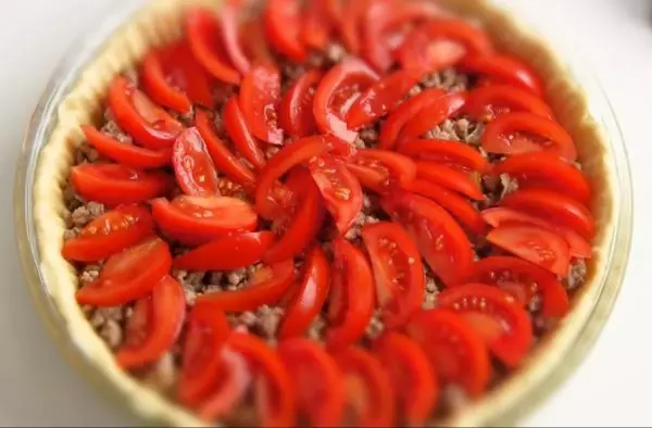 Kartoşka pirogynda pomidorlaryň dilimleri