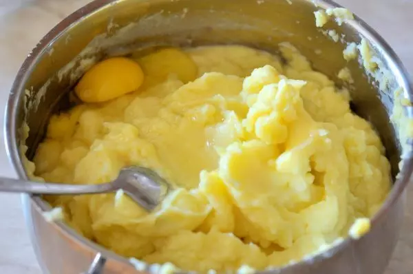 अंडे और मक्खन के साथ आलू धोना