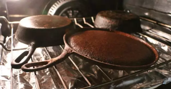 Restauraasje fan Old Cast Iron Frying Pan: firing yn 'e oven