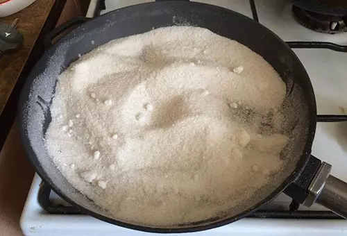 Wajan penggorengan besi dengan garam