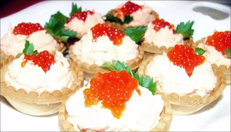 Tartlets bi Caviar Sor û Cheese