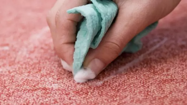 Curățați covorul cu o soluție de spumă de sodiu și oțet