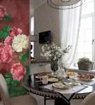 墙壁壁画与花卉印刷品