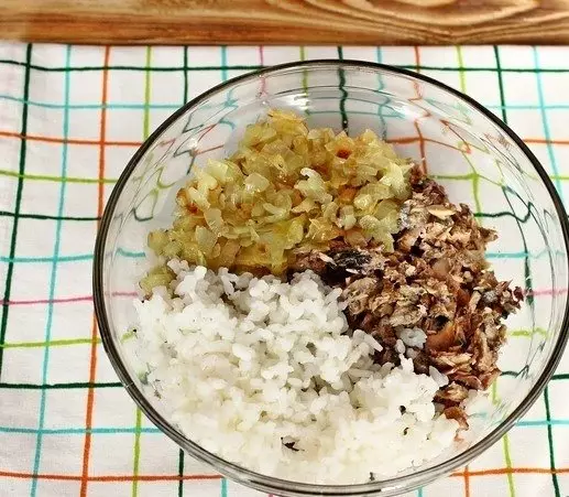 통조림 생선, 볶은 양파와 유리 그릇에 삶은 쌀을 연삭