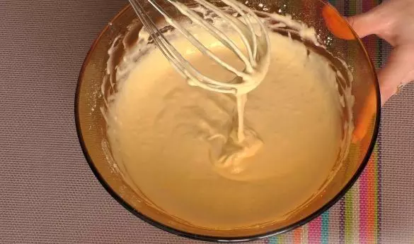 Pasta líquida en un tazón con una cuña culinaria metálica.