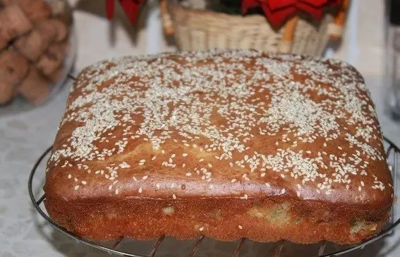 Disiram karo kue pangisi warna putih ing kothak logam