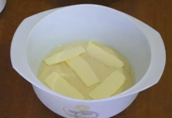 Tekuće tijesto i komadi maslaca u obliku otpornog na toplinu