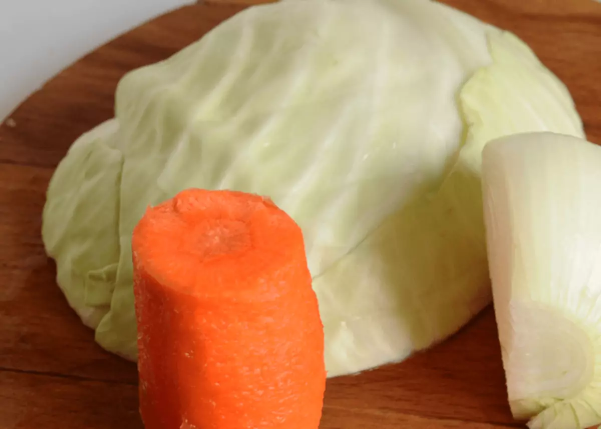 Slice Of Fresh Cabbage, Carrot ug sibuyas sa usa ka cutting board