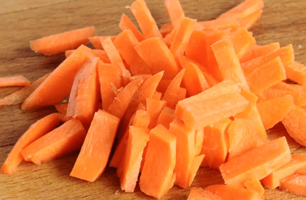 Tuoreet porkkanat hienonnetut suurilla lyöillä