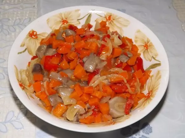 Gljive sa prženim povrćem u posudi