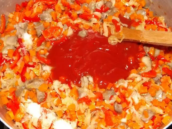 Göbələk duz və tərəvəz və tomat pastası