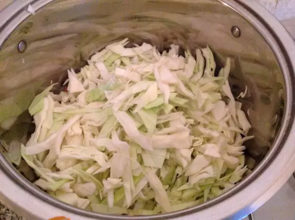Nashkinged White Cabbage sa usa ka dako nga kasirola