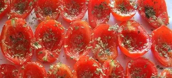 Duz və ədviyyat olan pomidor