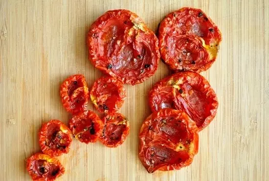 Lövhədə qurudulmuş pomidor