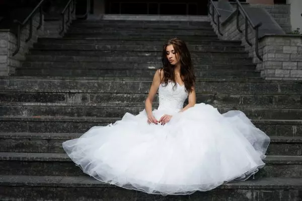 Fille dans une robe de mariée