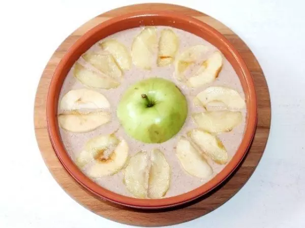 Casseroli omenoilla muodossa