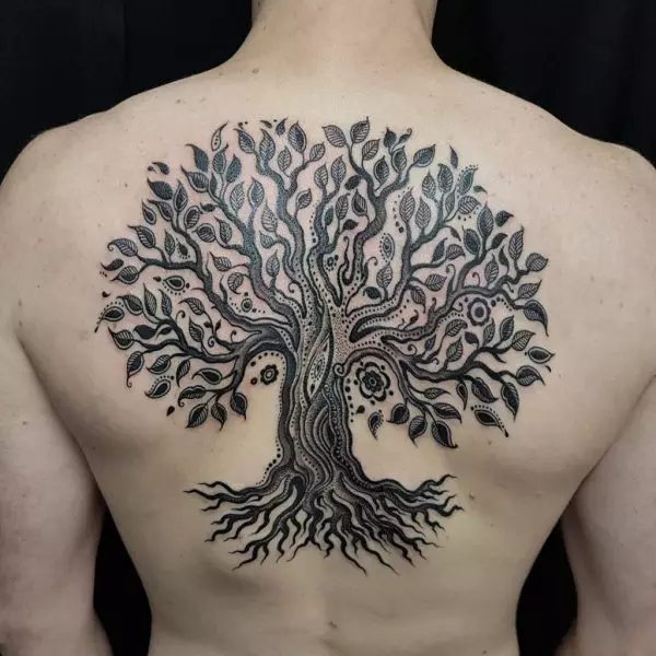 Pokok tatu dengan dedaunan