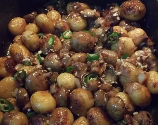 土豆用蘑菇和蔬菜