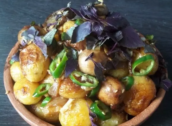 Chashusuli dengan kentang dan jamur