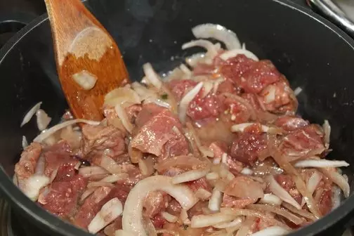 Kasane su marinuota mėsa