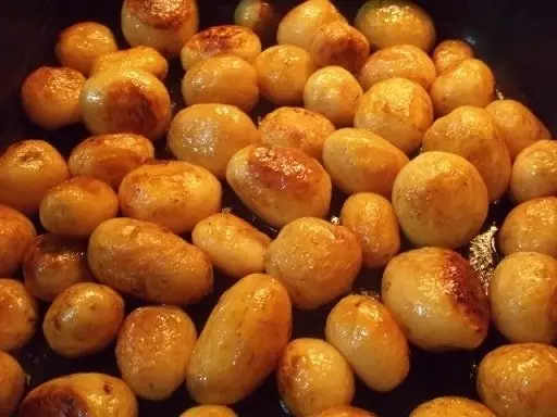 Patates joves en una paella