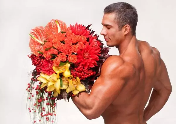 Cilvēks dod ziedus