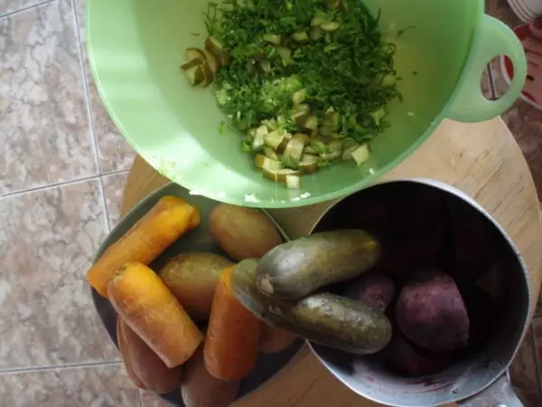 蔬菜和綠色碗裡