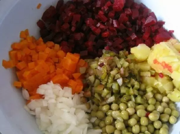 Skivede grøntsager og polka prikker i en skål