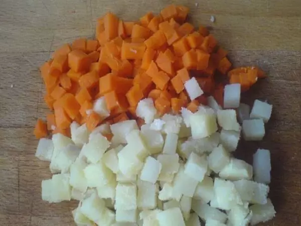 Rodajas de zanahorias y papas.