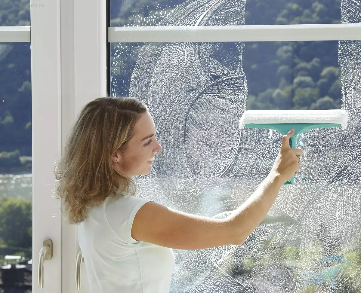 På grund av vilka fel när du tvättar fönster på glaset förblir smutsiga skilsmässor istället för glittrande renhet