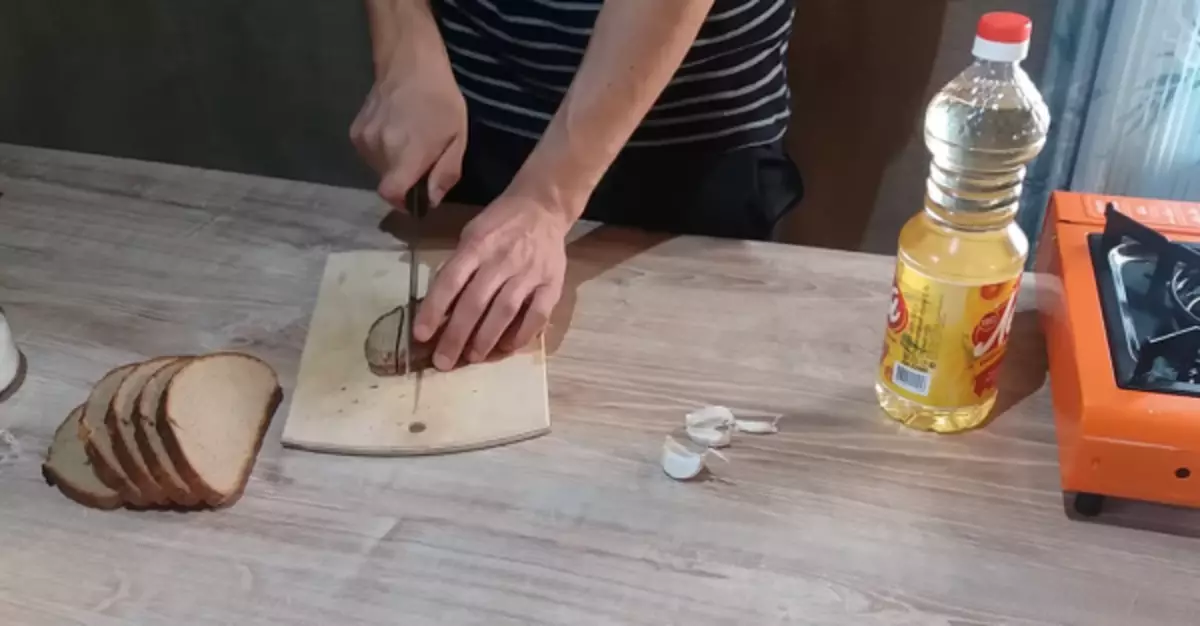 माणूस ब्रेड पेंढा कापतो