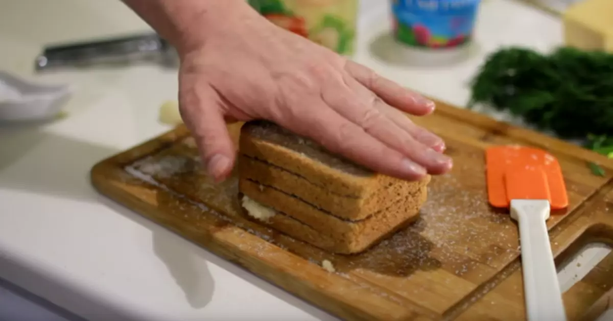 Drie stukke brood lê op mekaar