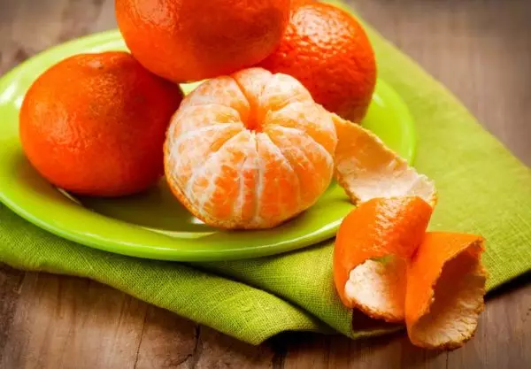 Tangerine pe o farfurie