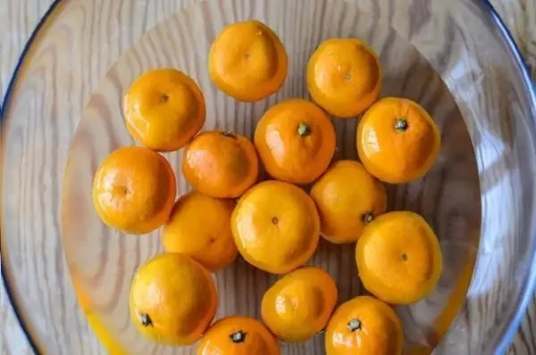 पाणी सह एक वाडगा मध्ये mandarins