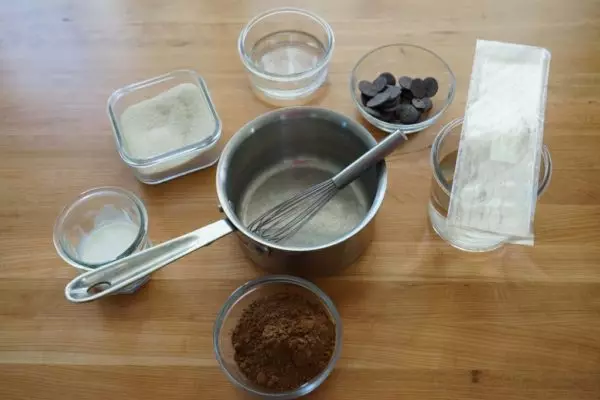 Состојки за огледална чоколадна глазура
