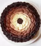 Follas nun círculo de bolo con transición en cor