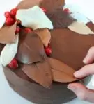 Čokoládové listy s bobuliami na torte