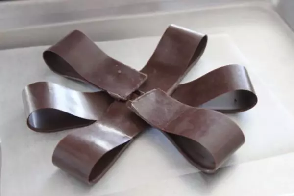 La prima fila di un arco di cioccolato