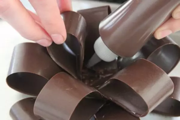 Assemblaggio dell'arco di cioccolato