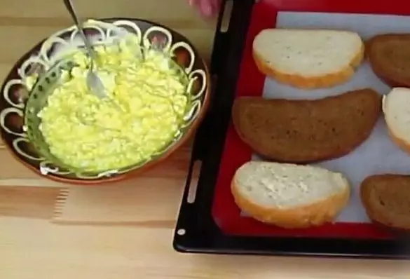 ایک سیرامک ​​پلیٹ میں نینی اور پنیر بڑے پیمانے پر روٹی کی سلائسیں