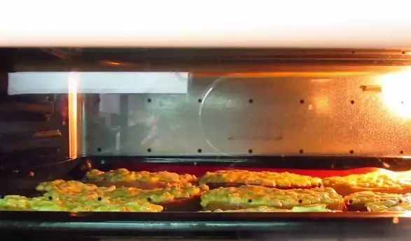 Hot sandwich na may natunaw na keso sa isang nagtatrabaho oven