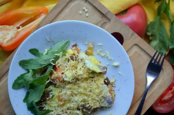 Borodinsky omlet مۇلازىمەت جەدۋىلىدىكى ئاق تەخسە