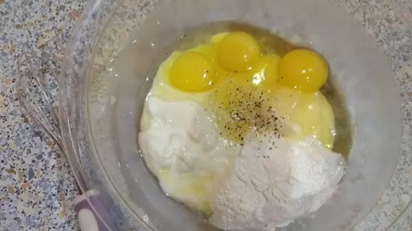 Rauwe eieren, zure room, mayonaise, zout en zwarte grond