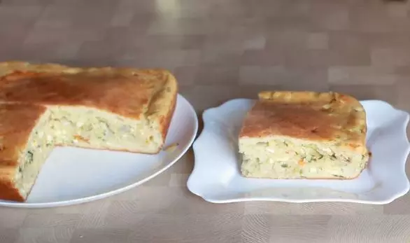 Ready pie with cabbage-egg filling on plates