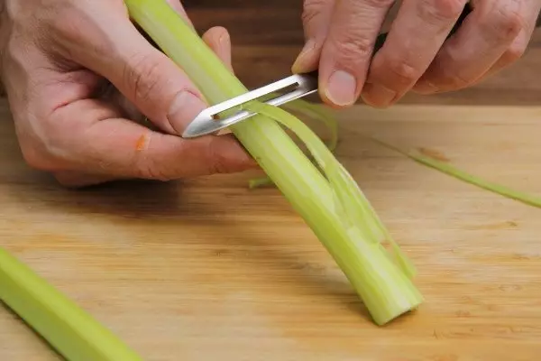 Kusafisha celery.